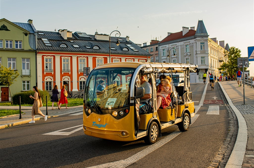 Krakow sightseeing by electric car - Krakow city tours with KrakowDirect
